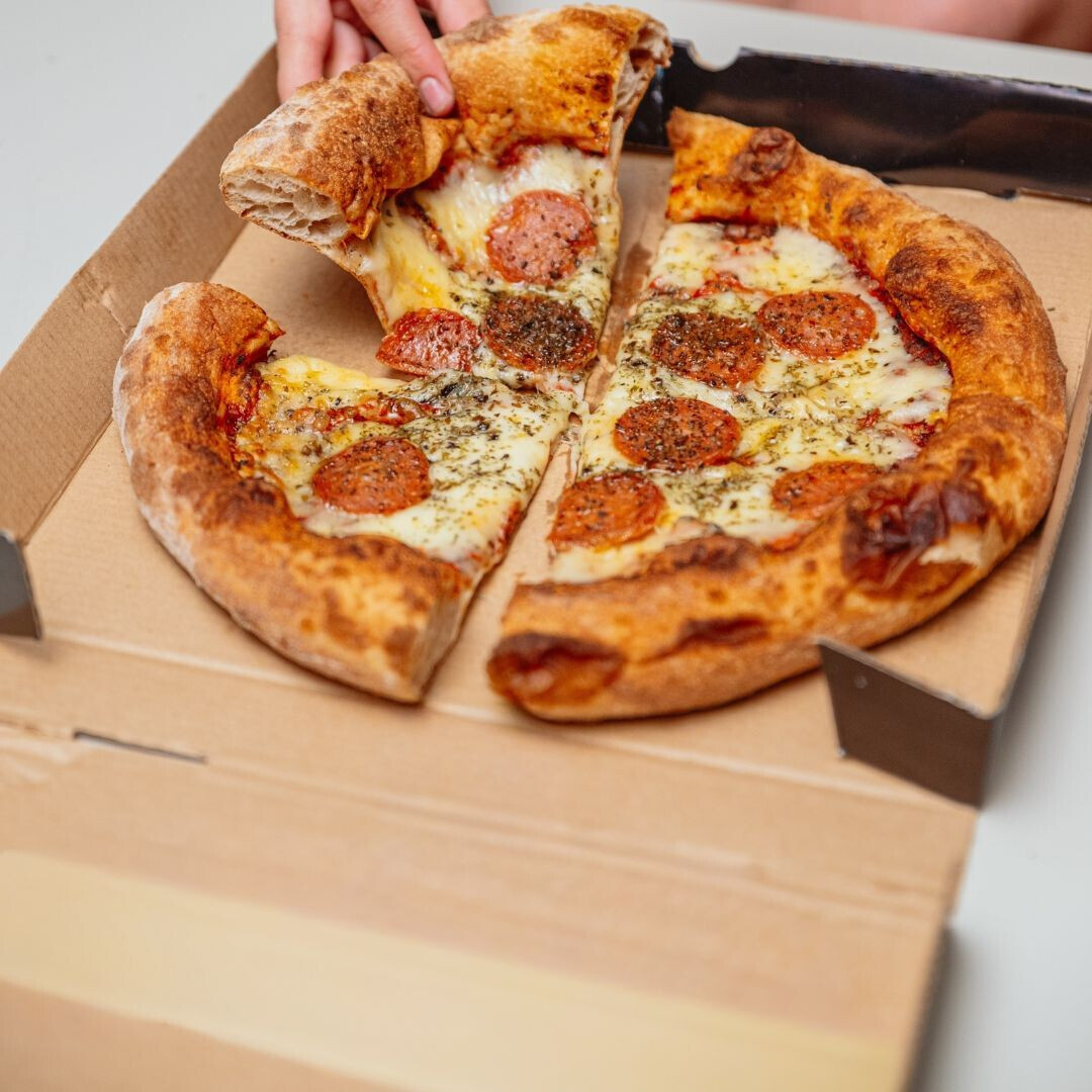 a.Pizza Pepperoni. 8 porciones. Harina a base masa madre. Leudado de ...